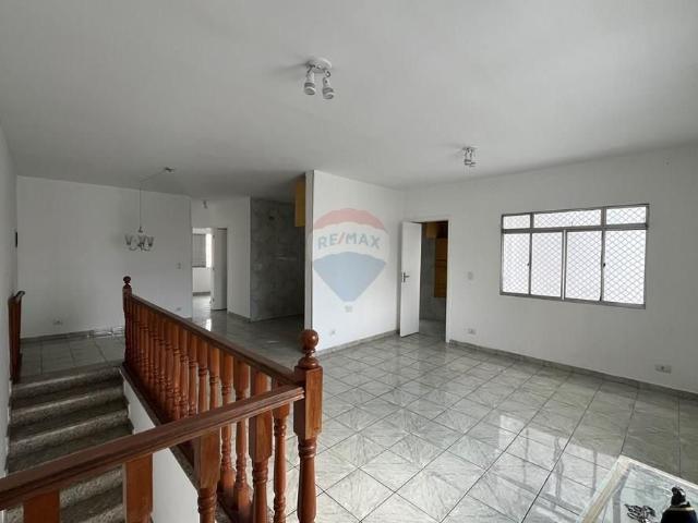 Casa Charmosa com Garagem e 2 Dormitórios na Ponte Grande!