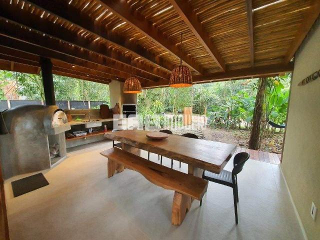 Casa charmosa em Itamambuca, rodeada de verde Mbt