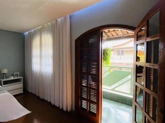 Casa cinco quartos em meio lote no bairro Jardim Califórnia