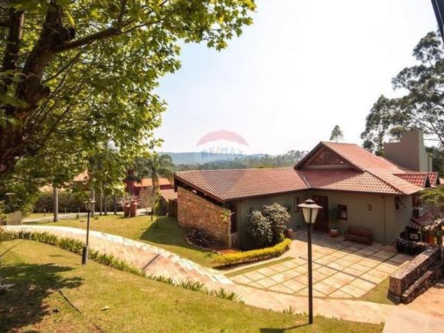 Casa clássica moderna, com 5 dormitórios à venda, 3.000m² por R$3.995.000,00 no condomínio Patrimô