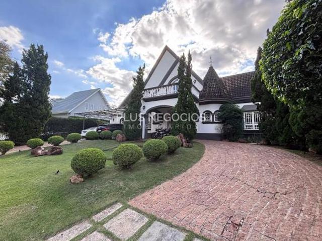 Casa Clássica com Piscina no Condomínio Lago Azul Golf Club