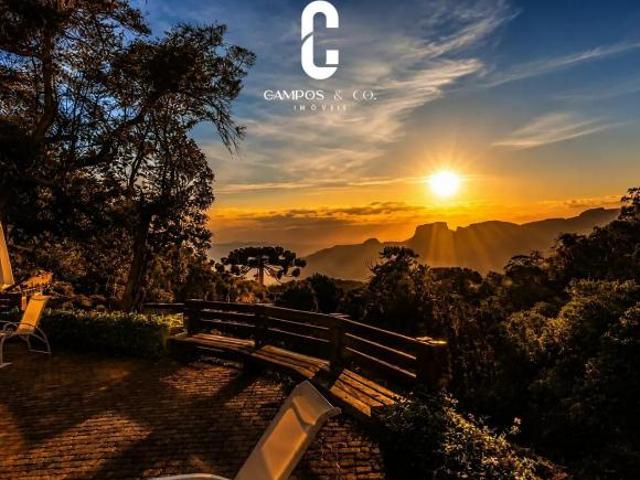 Casa Clássica de Montanha com Cachoeira, Vista para a Pedra do Baú e 11.769 m² de Terreno em Campos