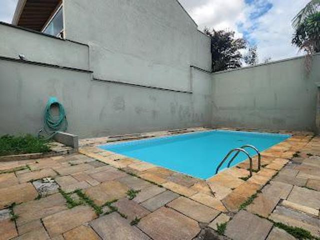 Casa Clássica Luxuosa à Venda – Conforto, Elegância e Solidez no Melhor Ponto da Rua
