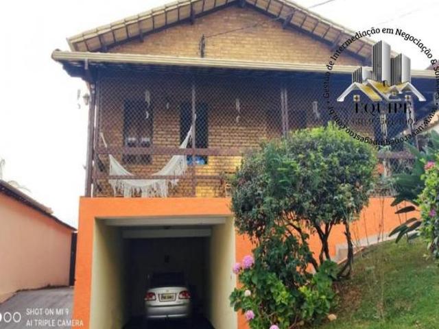 Casa colonial à venda no centro da cidade de Santa Luzia MG, composta de 4 Quartos e 4 banheiros à