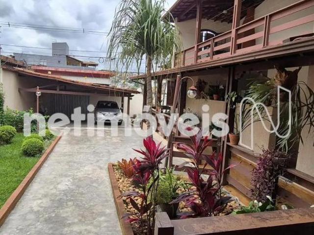 Casa Colonial com varanda com seis quartos com camera de segurança
