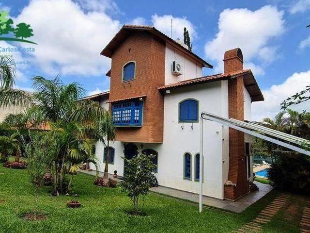 Casa colonial com fundo para lago