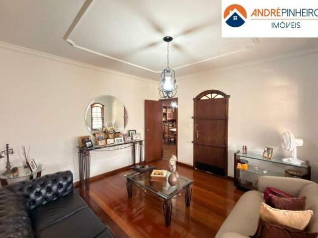 Casa colonial plana no Santa Amélia com | 3 quartos sendo 1 suíte | 4 vagas | amplo quintal R$ 1.100