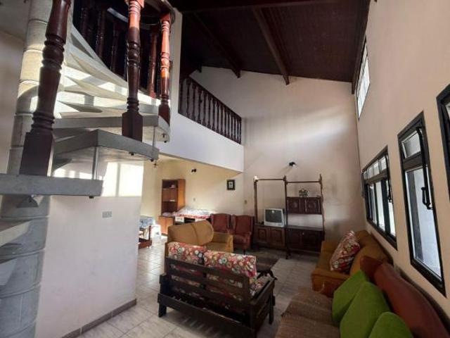 Casa com05 dormitórios para Venda, Peruíbe / SP. Possui espaço para piscina