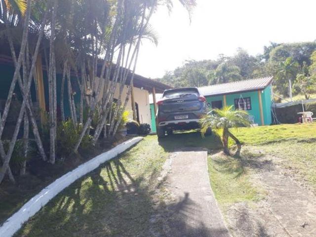 Casa com 4000m² com piscina a 15km do centro de guararema