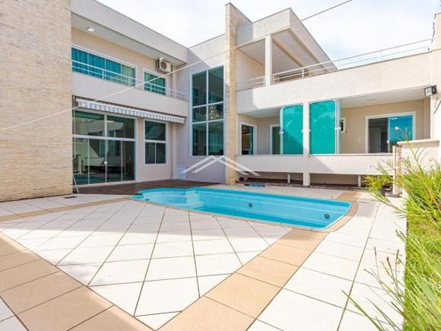 Casa com 405 m², 4 suítes e piscina em rua tranquila no São Braz