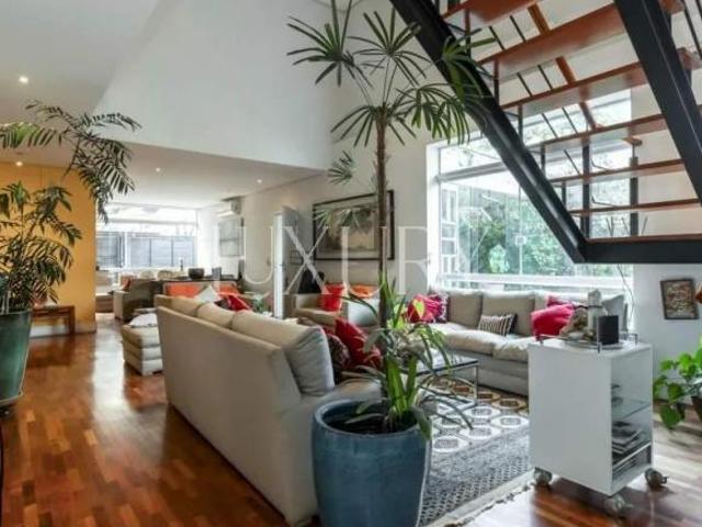Casa com 408 m², 4 quartos sendo 4 suítes, 4 vagas e quintal à venda no bairro Alto de Pinheiros