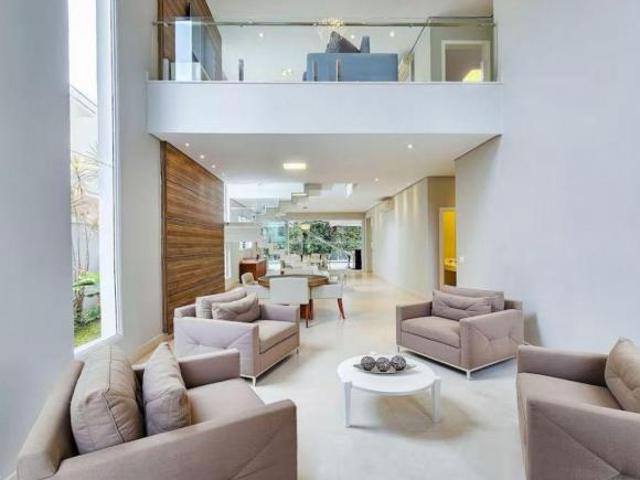 Casa com 410 mts², 4 quartos, piscina e churrasqueira em