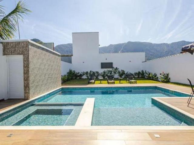 Casa com 410 mts², 4 quartos, piscina e churrasqueira em Brasília DF