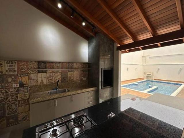 Casa com 410 mts², 4 quartos, piscina e churrasqueira em Guará Brasília