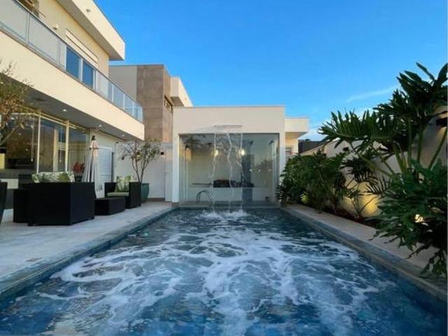 Casa com 410 mts², 4 quartos, piscina e churrasqueira em Jardim Botânico DF