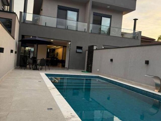 Casa com 410 mts², 4 quartos, piscina e churrasqueira no Mansões Califórnia DF