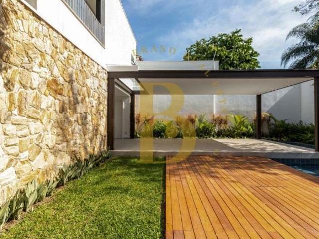 Casa com 410m² privativos, com 5 suítes, piscina e 4 vagas no bairro Jardim Paulista