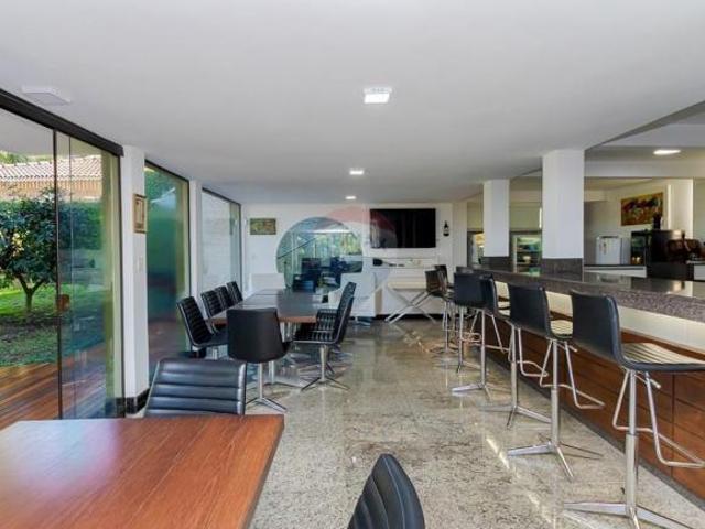 Casa com 423m2, 8 salas, suíte, 6 vagas. Bom Retiro