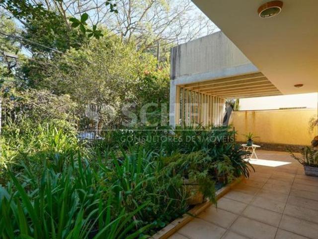 Casa com 427m² de área construída, 4 dormitórios e 9 vagas, em ponto nobre de Moema !