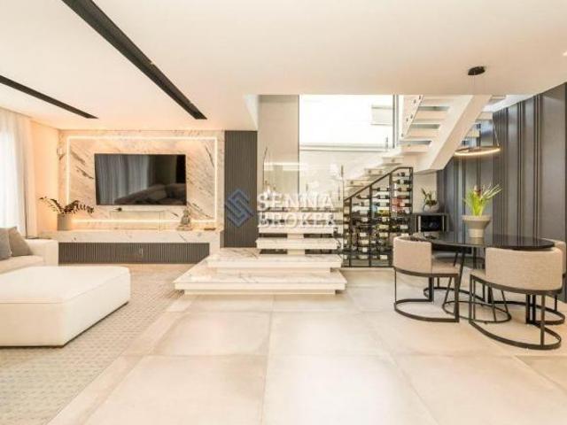 Casa com 450m² privativos 4 Suítes e 4 vagas de garagem à venda em Santa Felicidade