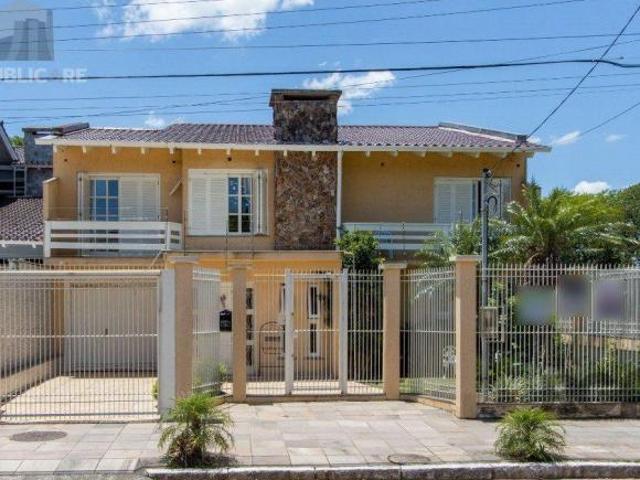 Casa com 452m² de área construída, 02 suítes, banheira de hidro, closet, 02 banh
