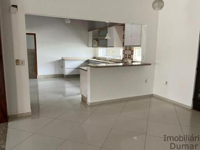 Casa com 460 m2 com 6 suítes e piscina