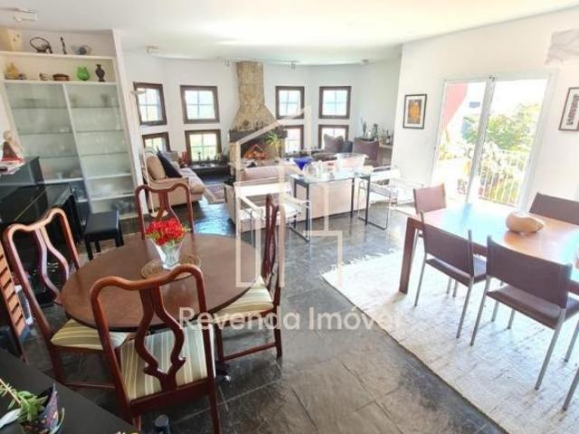 Casa com 470 m de construção com 4 suítes, ampla área gourmet com piscina em con