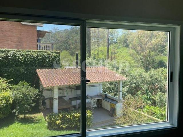 Casa com 471m² de terreno, 276m² de a. construída, 4 dorm e 5 vagas perto do Colégio Pio XII