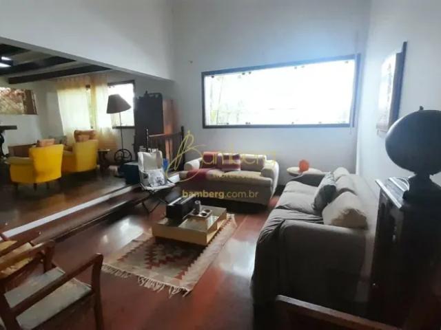 Casa com 4 dormitórios e muito jardim na Chácara Monte Alegre!