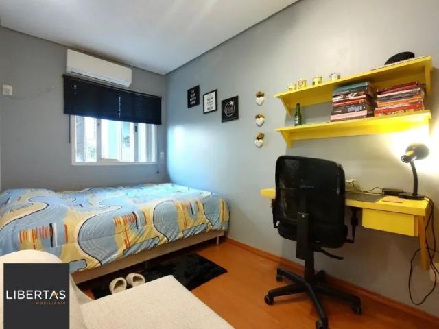 Casa com 4 dormitórios, espaço gourmet e terraço na Zona Norte de Porto Alegre