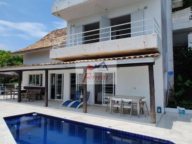 Casa com 4 dormitórios sendo 2 suítes e com vista para o mar
