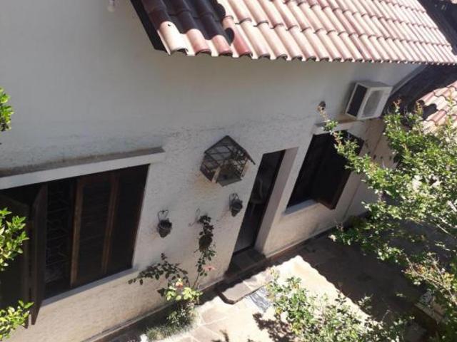 Casa com 4 dormitórios More dentro da Cidade parecendo estar no Ca