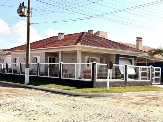 Casa com 4 dormitórios na praia de Atlântida Sul