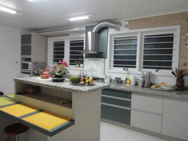 Casa com 4 dormitórios na Tristeza, POA