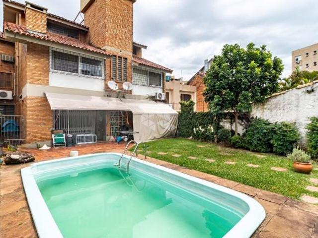 Casa com 4 dormitórios no bairro Cristal em Porto Alegre