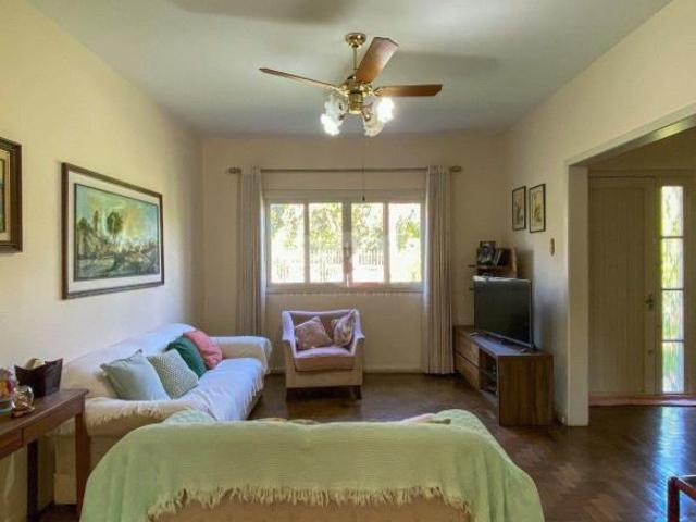 Casa com 4 dormitórios, no bairro Nossa Senhora das Graças em Canoas/RS
