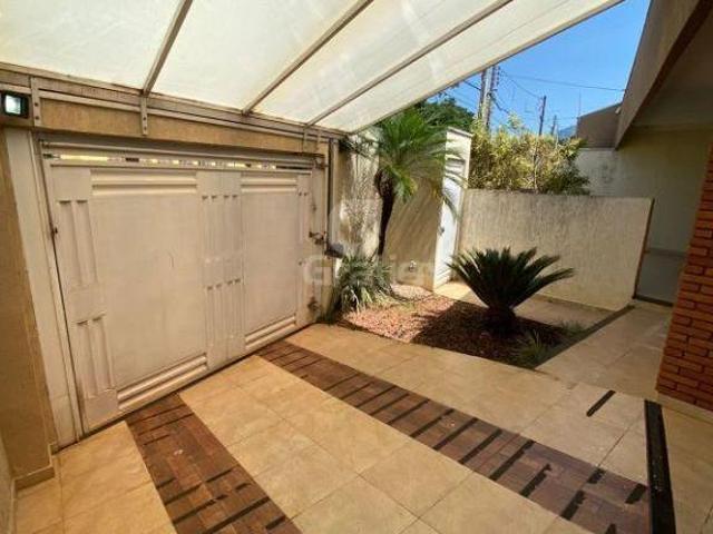 Casa com 4 Dormitorios no Centro, proximo a avenida 36