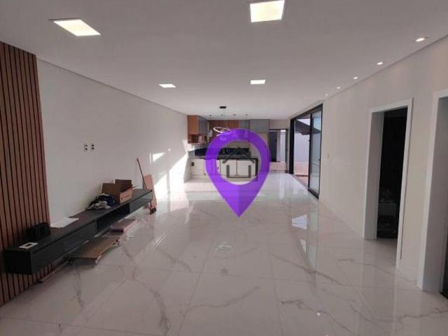 Casa com 4 dormitórios no Condomínio Las Palmas, 228m² construídos. Destaques: suíte máster com hidr