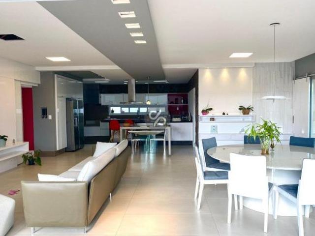 Casa com 4 dormitorios no Condominio Villagio.