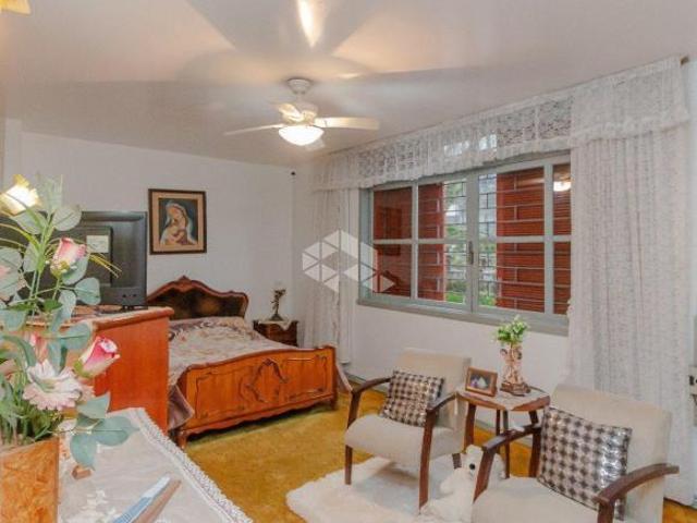 CASA COM 4 DORMITÓRIOS NO PETRÓPOLIS