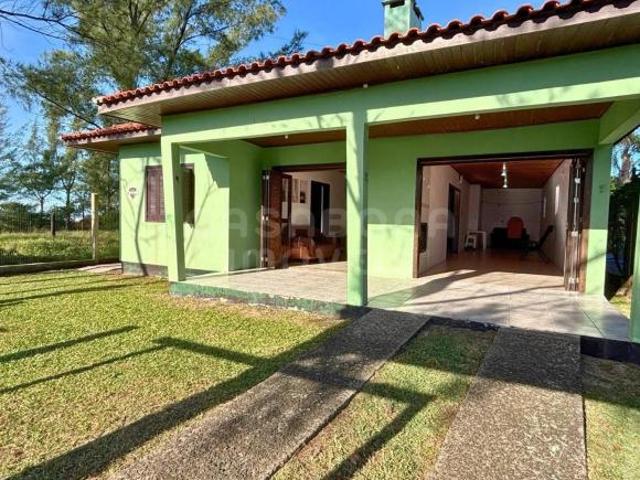 Casa com 4 dormitórios a apenas 60 metros da praia em Marambaia