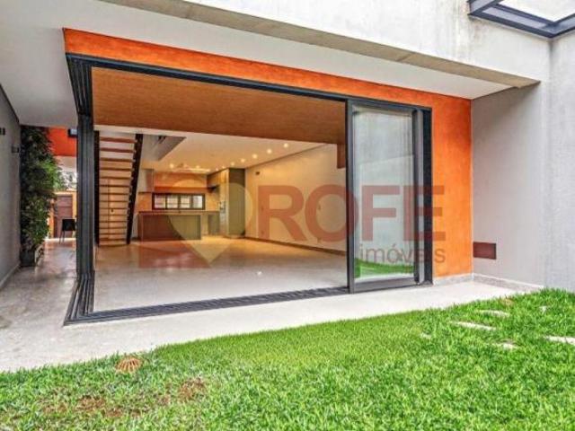 Casa com 4 dormitórios à venda, 200 m²