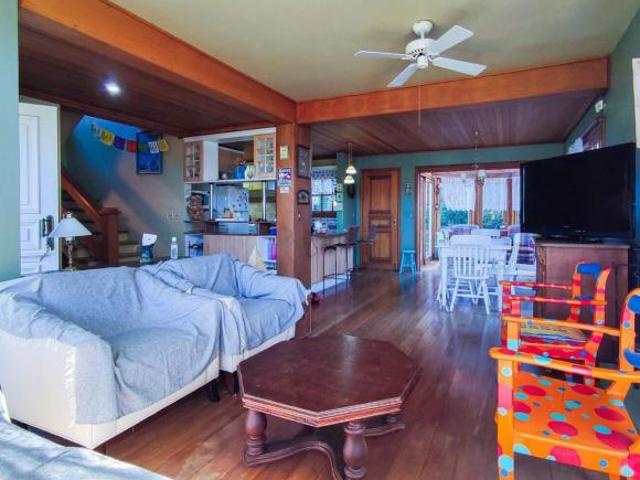 CASA COM 4 DORMITÓRIOS À VENDA CENTRO CANELA