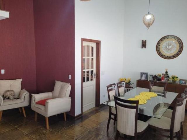 CASA COM 4 DORMITÓRIOS À VENDA