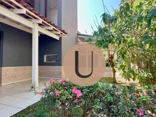 Casa com 4 dormitórios, ampla área social e jardim no Alto de Pinheiros