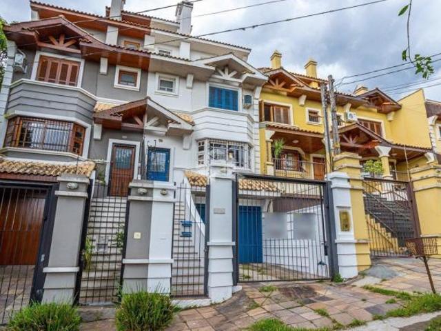 Casa com 4 dormitórios bem próximo do Centrinho da Tristeza em Porto Alegre