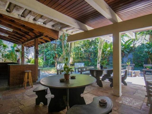 Casa com 4 Dormitórios, Churrasqueira e Jardim no Jardim Guedala Ampla casa à venda no Jardim Guedal