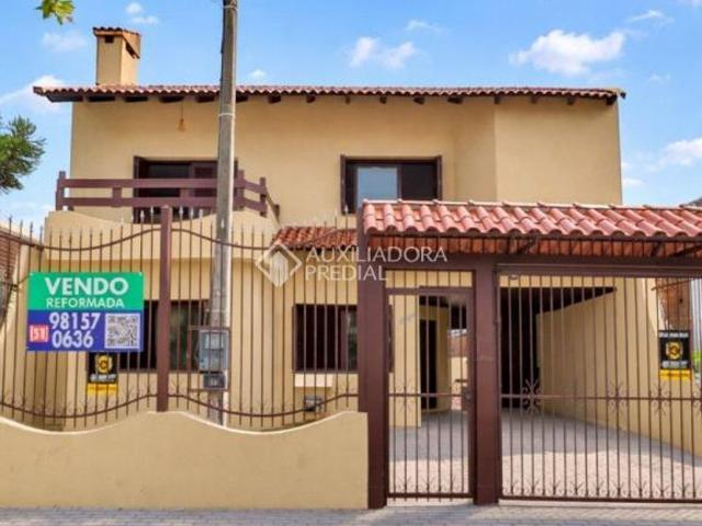 CASA COM 4 QUARTOS COM 340m² À VENDA BAIRRO CAMAQUÃ