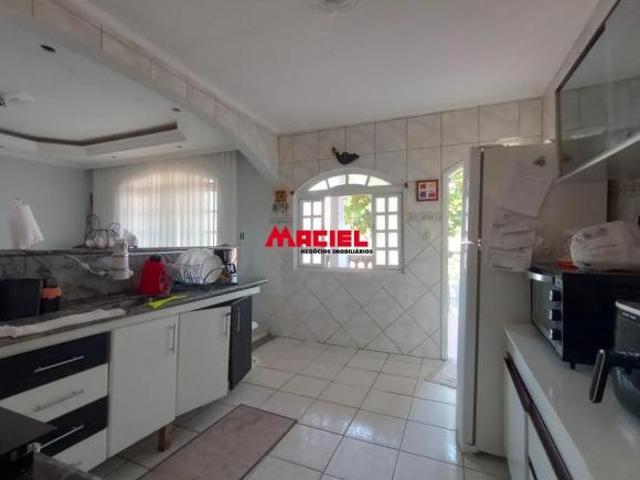 CASA COM 4 DORMITÓRIOS COM AMPLO QUINTAL EXCELENTE LOCALIZAÇÃO.ACEITA TROCA POR APARTAMENTO OU CASA