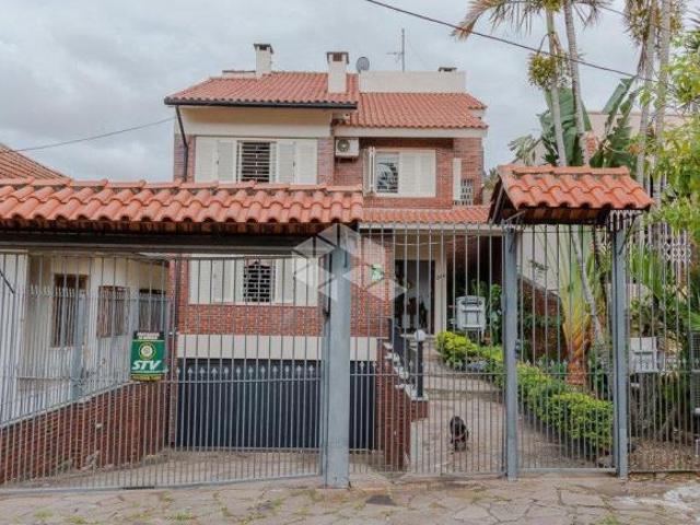 Casa com 4 dormitórios com suíte no Bairro Cristo Redentor em Porto Alegre